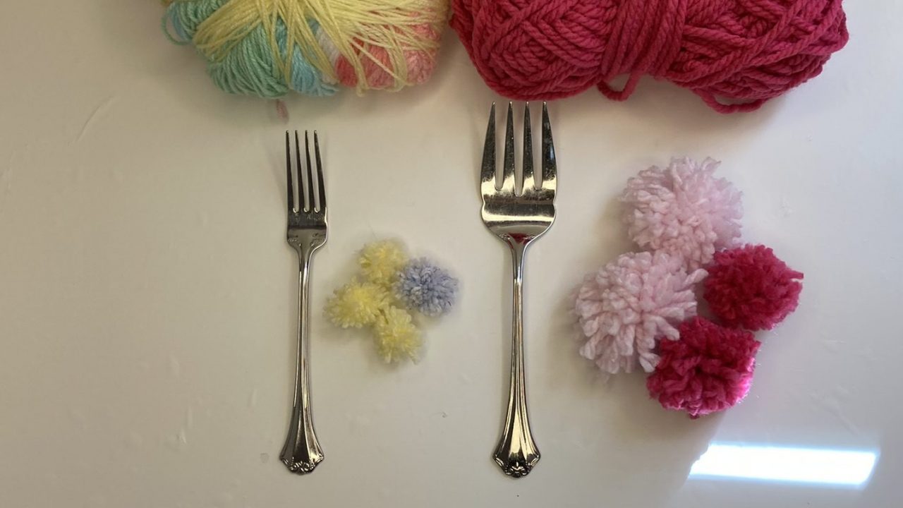 DIY Pom poms (plus Youtube tutorial)|Sparkles and Sprinkles